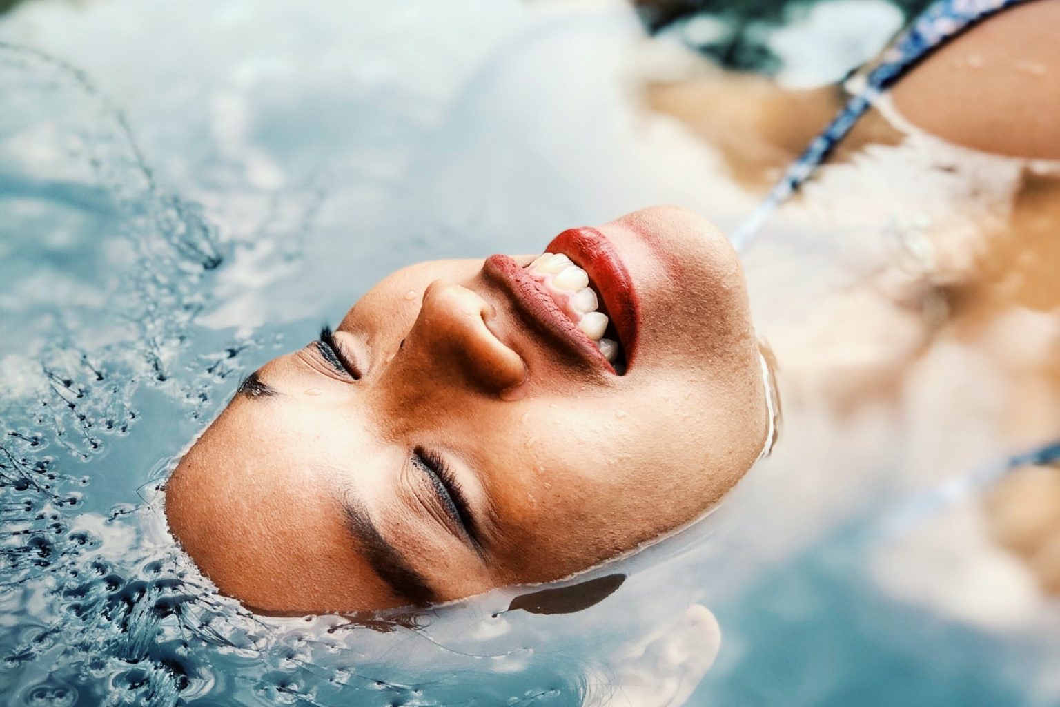 Make Water Famous – Women ‘space out’ on waterbeds